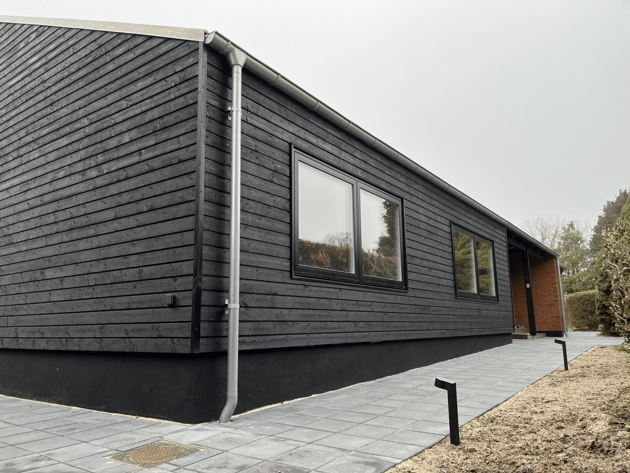 Sort tilbygning i træ til parcelhus - Parcelhuset